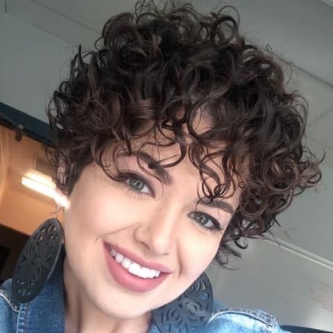 Pixie cut cacheado - Kioshi Sako Especialista em corte curto